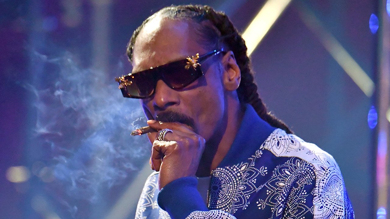 Snoop Dogg kapet duke konsumuar marihuanë para performancës