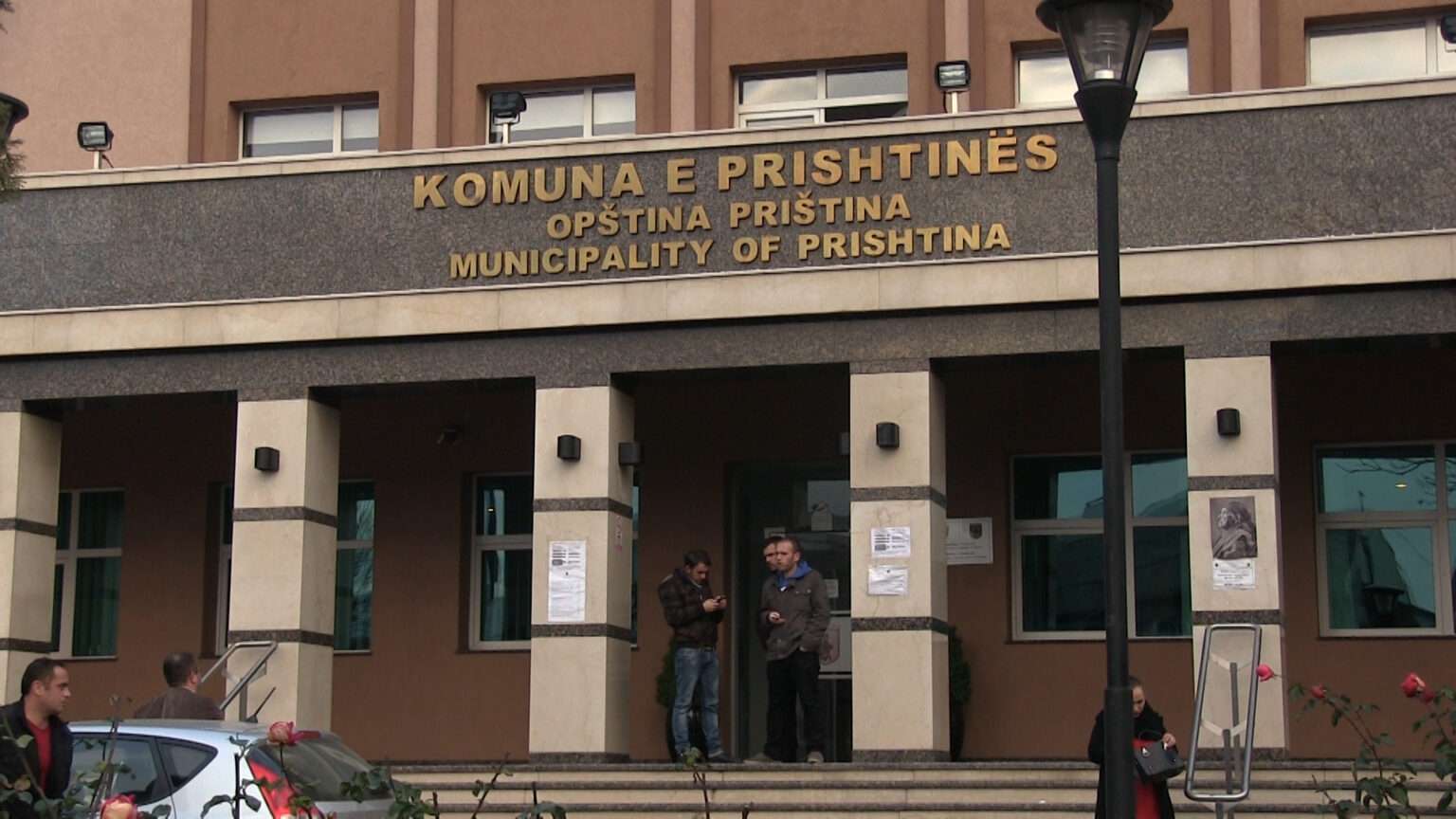 Si u kapën në flagrancë zyrtarët e Komunës së Prishtinës të dyshuar për ...