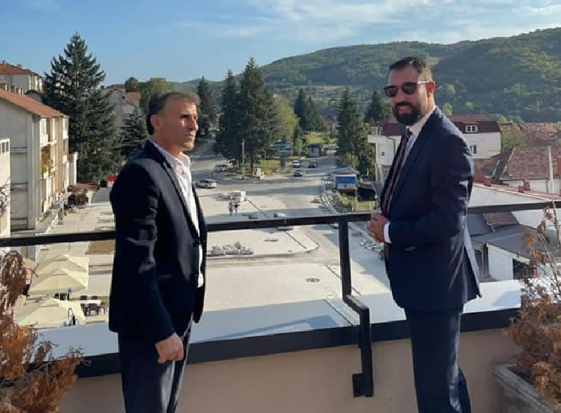 Lulzim Hetemi del pak në ballkonin e komunës