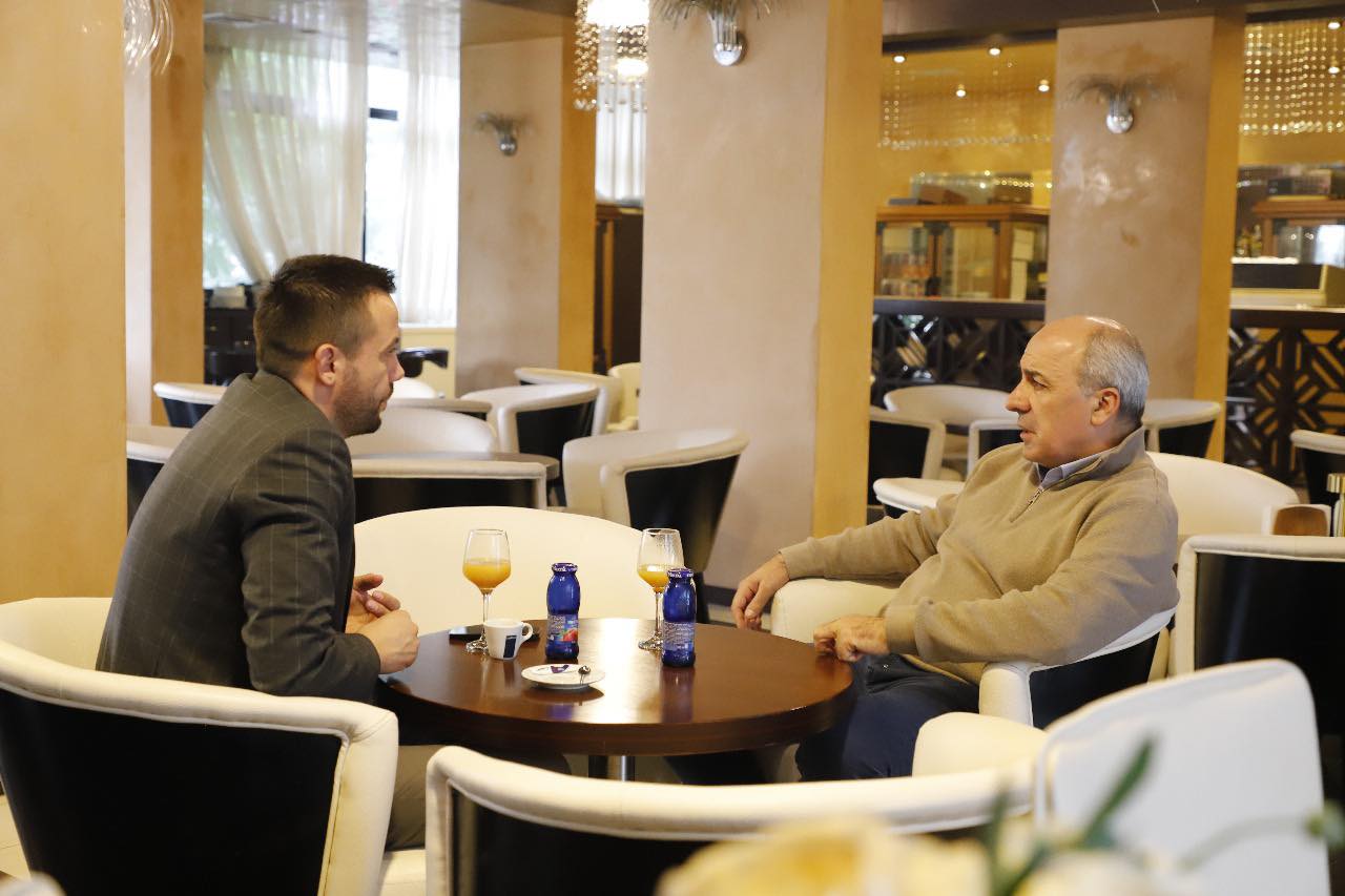 Kirurgu i njohur Rrustem Musa, i jep mbështetje Arian Tahirit