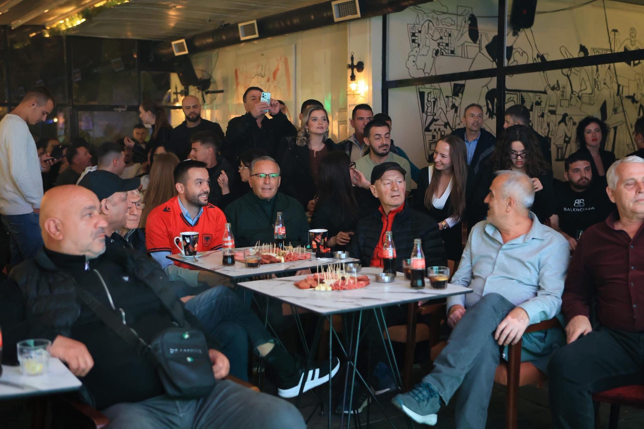 Arian Tahiri e shikon ndeshjen mes Shqipërisë e Serbisë me legjendat e ...